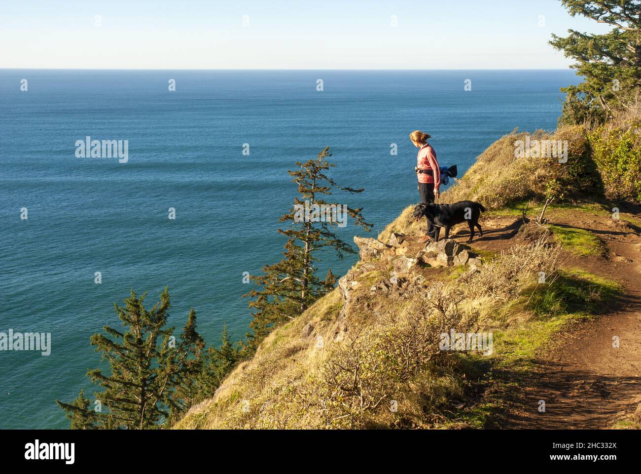 Single woman hiking above the Oregon coast Stock Photo - Alamy