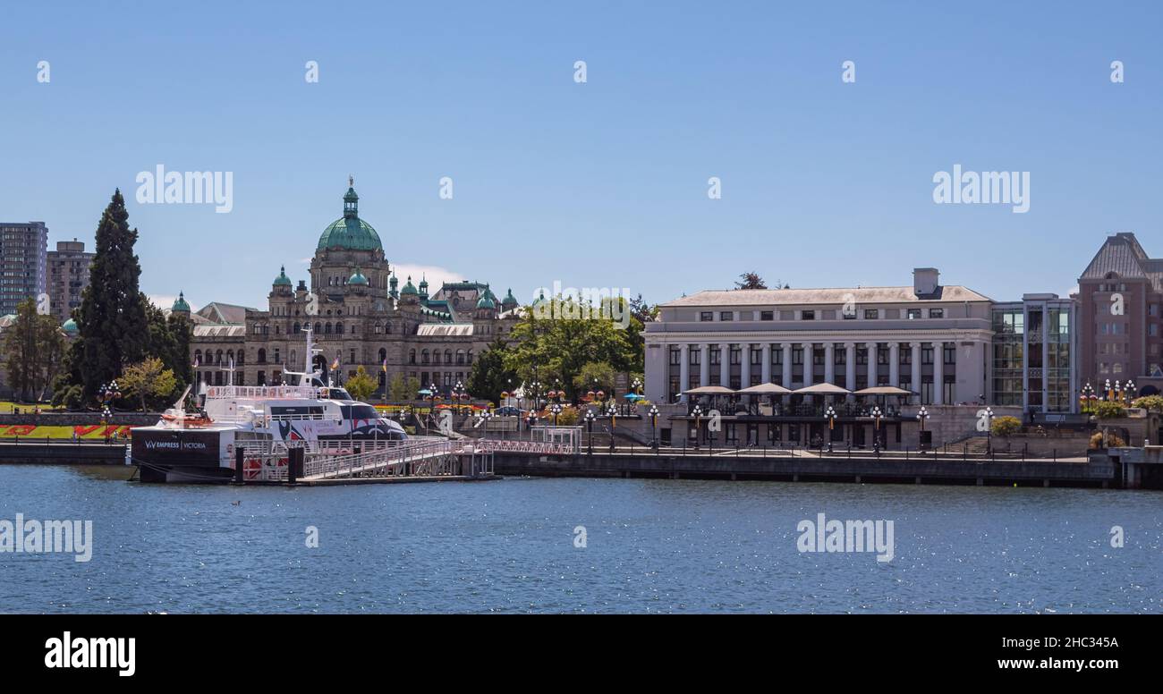 Beautiful harbour view with Historical buildings of Victoria, Vancouver ...