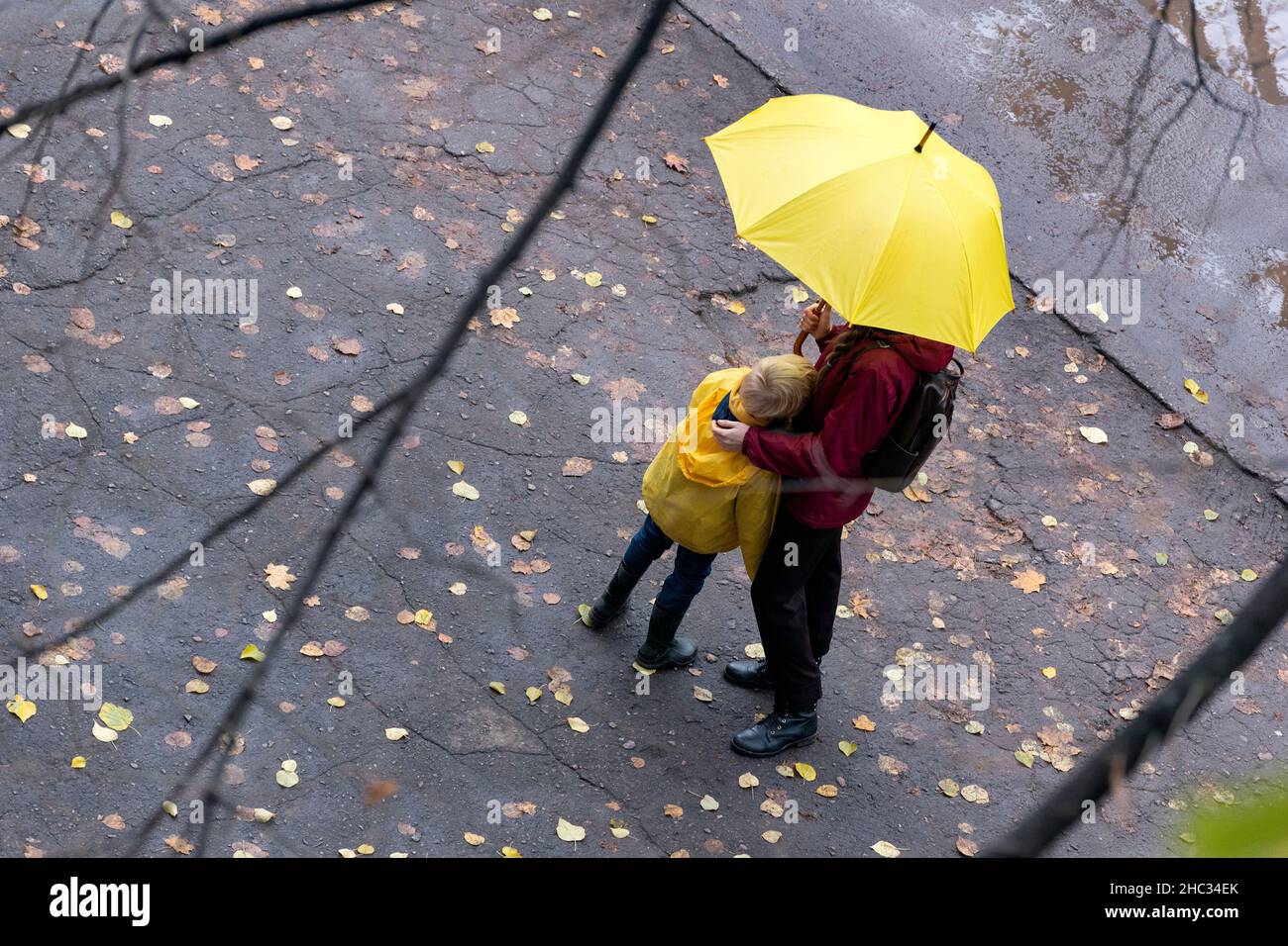 Mom and child standing down the street in the rain. Top view Stock ...