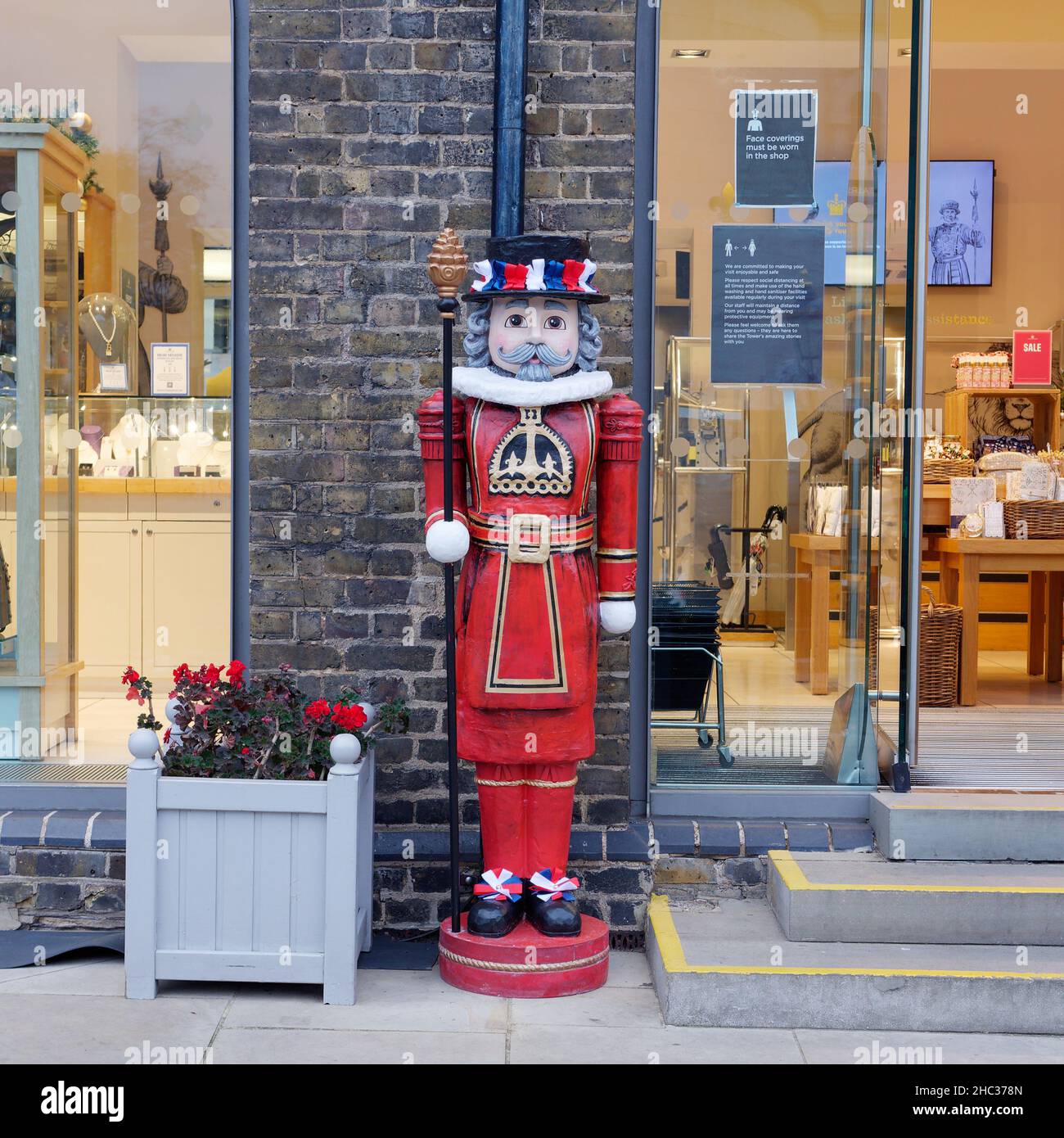 Statue outside shop hi-res stock photography and images - Alamy