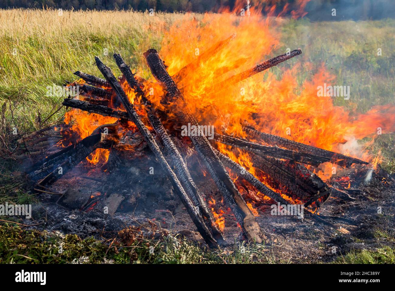 Big bonfire hi-res stock photography and images - Alamy