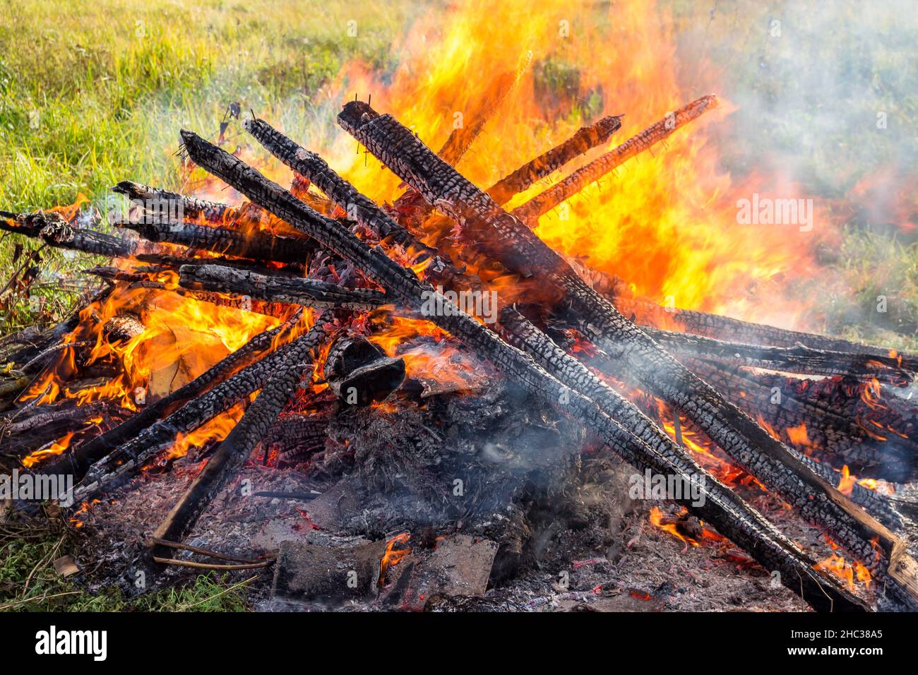 Big bonfire hi-res stock photography and images - Alamy