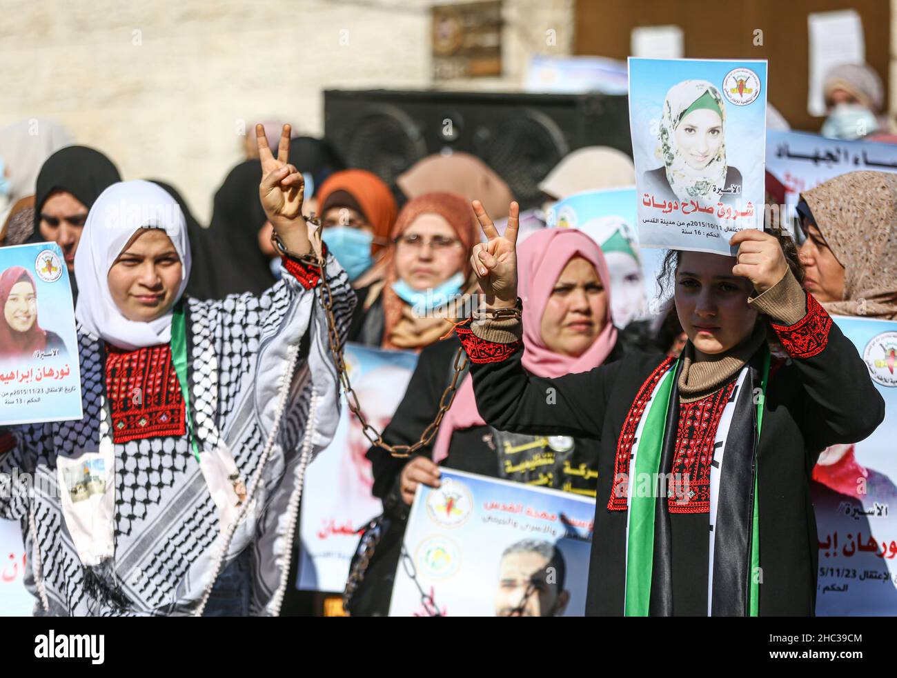 Gaza, Palestine. 22nd Dec, 2021. Palestinian women make victory ...