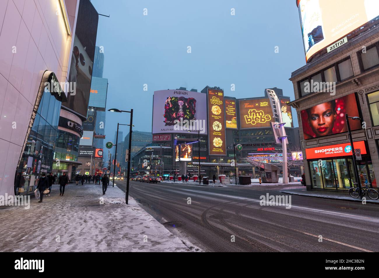 Ontario, Canada - December 18 2021 : Toronto city downtown Yonge-Dundas ...