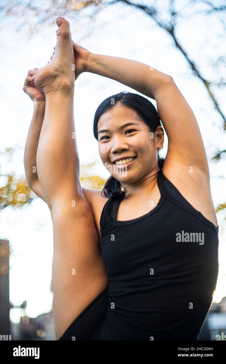 Female gymnast standing on one leg hi-res stock photography and images ...
