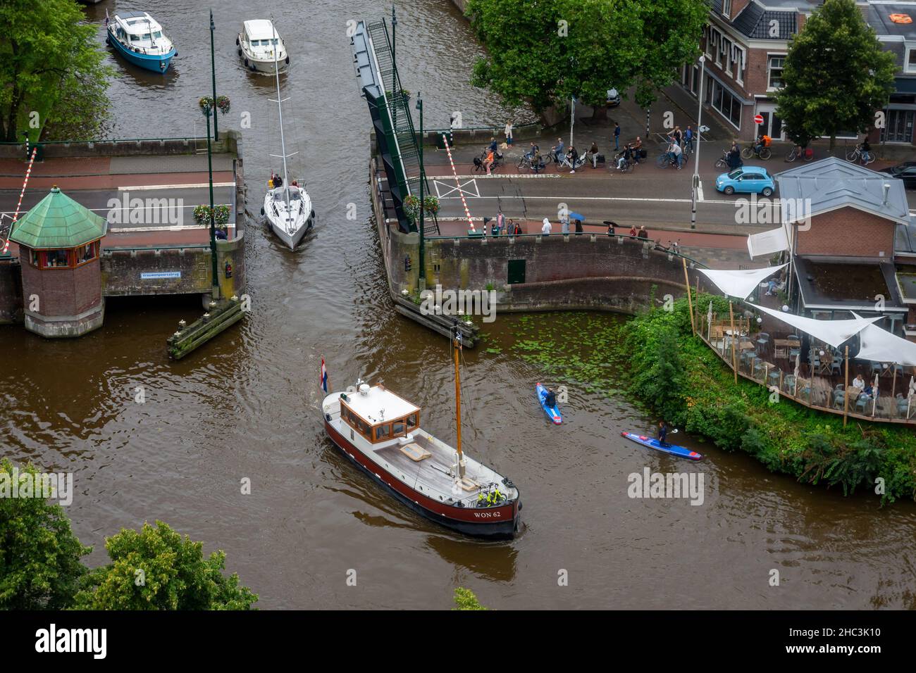 Bridge open boats on canal hi-res stock photography and images - Alamy