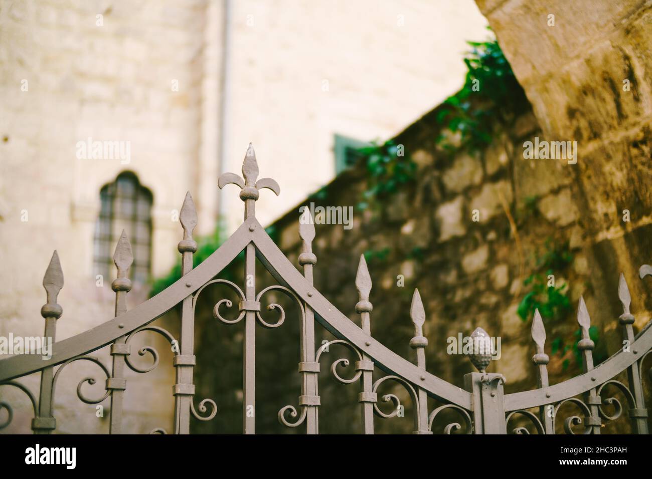 Curly metal tops on an old wrought-iron fence Stock Photo - Alamy