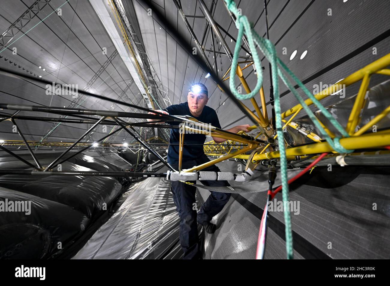 Friedrichshafen, Germany. 20th Dec, 2021. Aircraft mechanic Linus ...