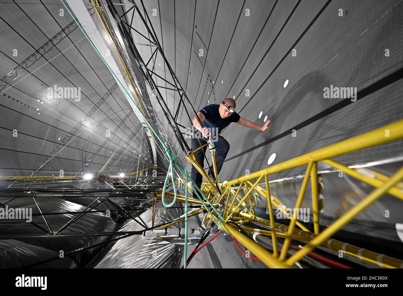 Friedrichshafen, Germany. 20th Dec, 2021. Aircraft mechanic Linus ...