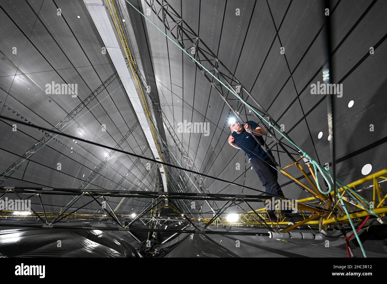 Friedrichshafen, Germany. 20th Dec, 2021. Aircraft mechanic Linus ...