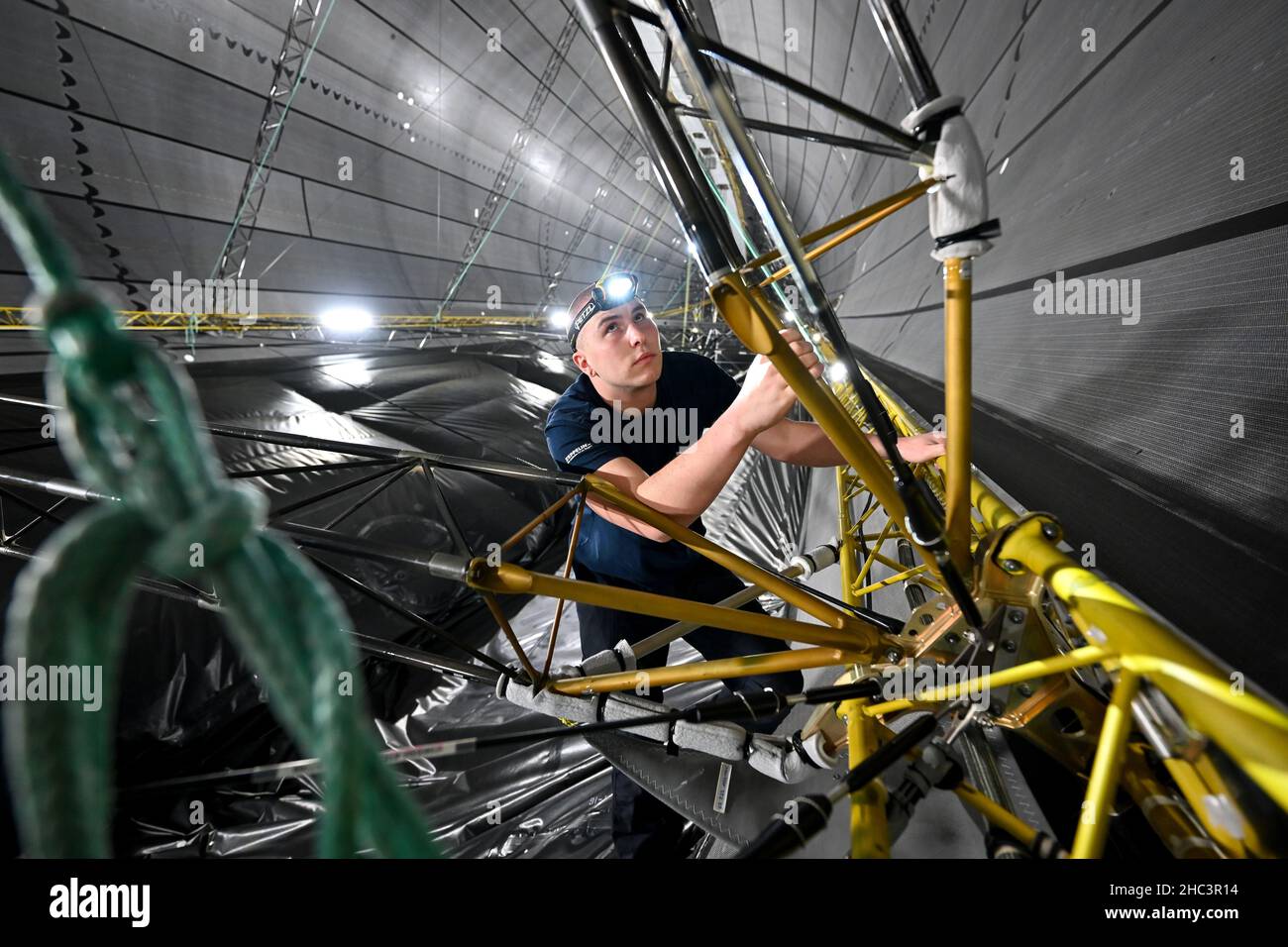 Friedrichshafen, Germany. 20th Dec, 2021. Aircraft mechanic Linus ...