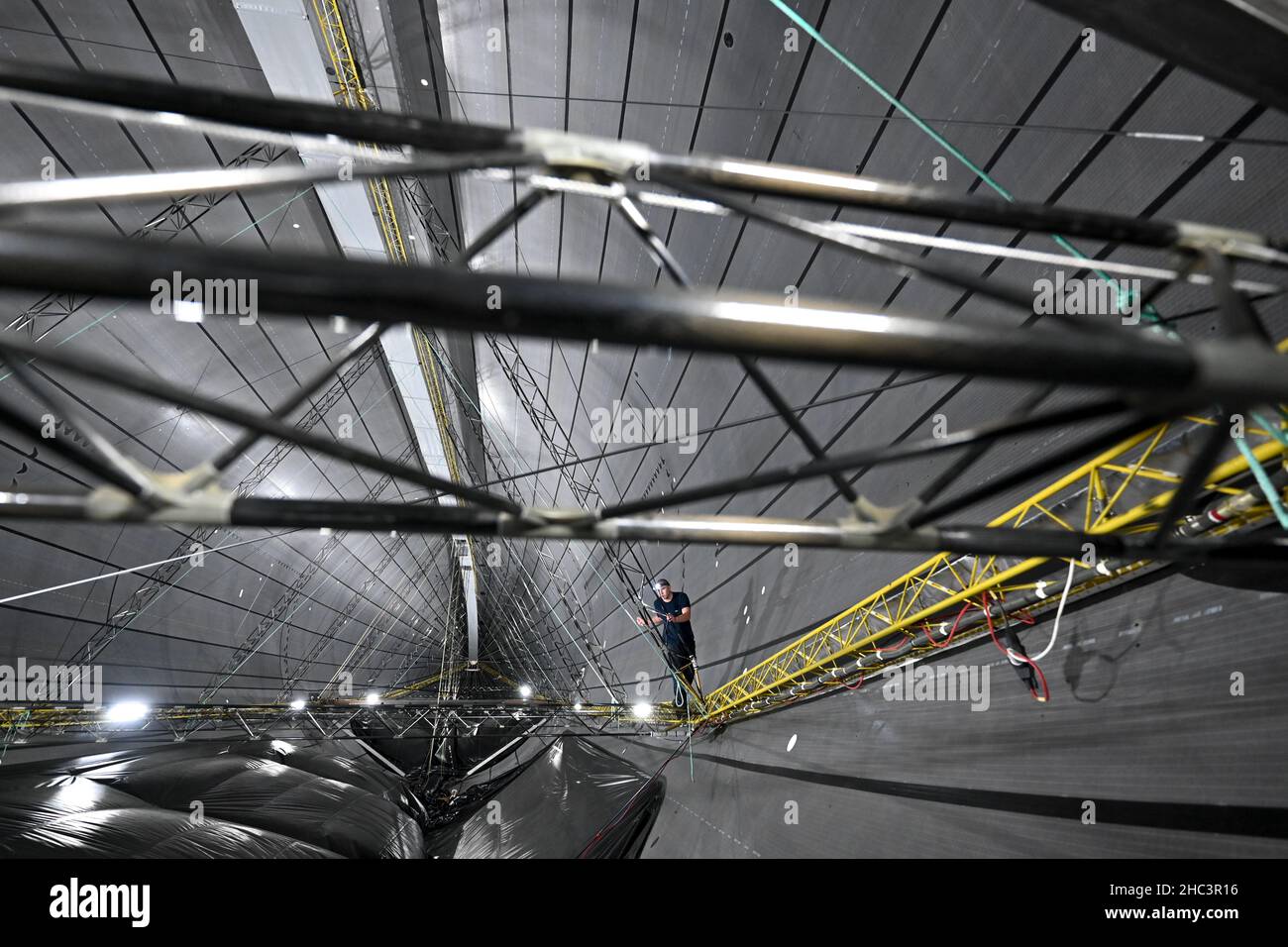Friedrichshafen, Germany. 20th Dec, 2021. Aircraft mechanic Linus ...