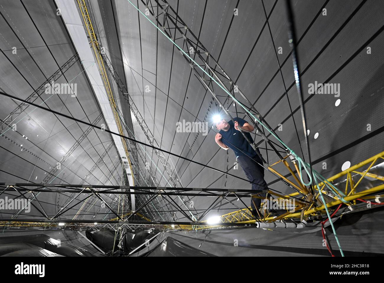 Friedrichshafen, Germany. 20th Dec, 2021. Aircraft mechanic Linus ...