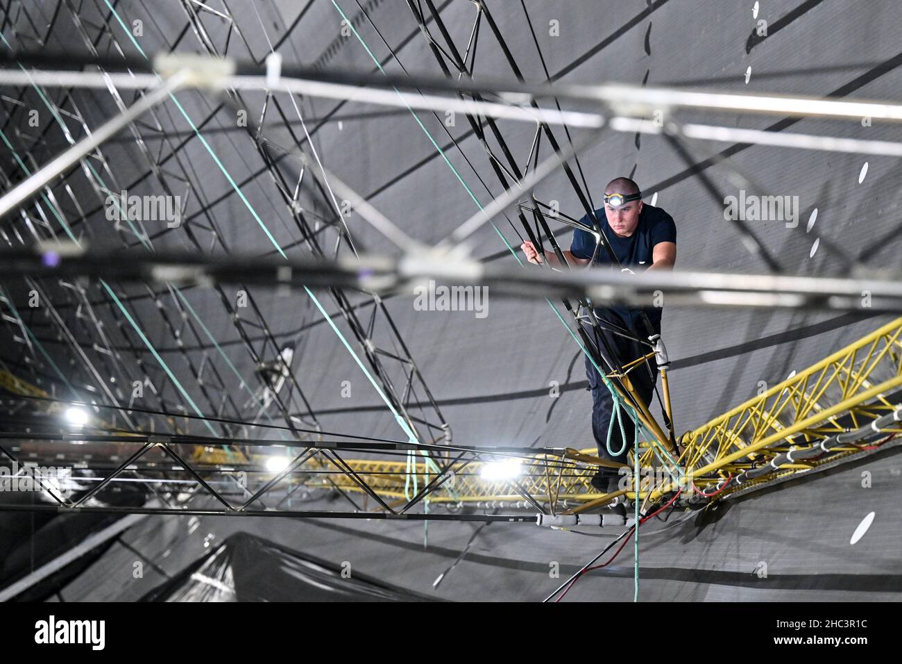Friedrichshafen, Germany. 20th Dec, 2021. Aircraft mechanic Linus ...