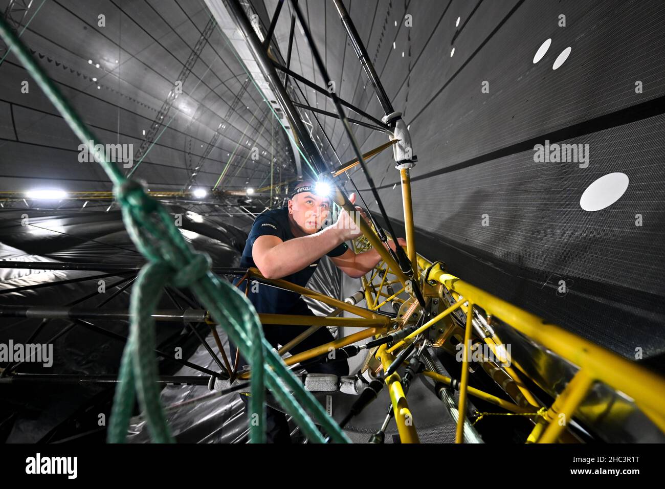 Friedrichshafen, Germany. 20th Dec, 2021. Aircraft mechanic Linus ...