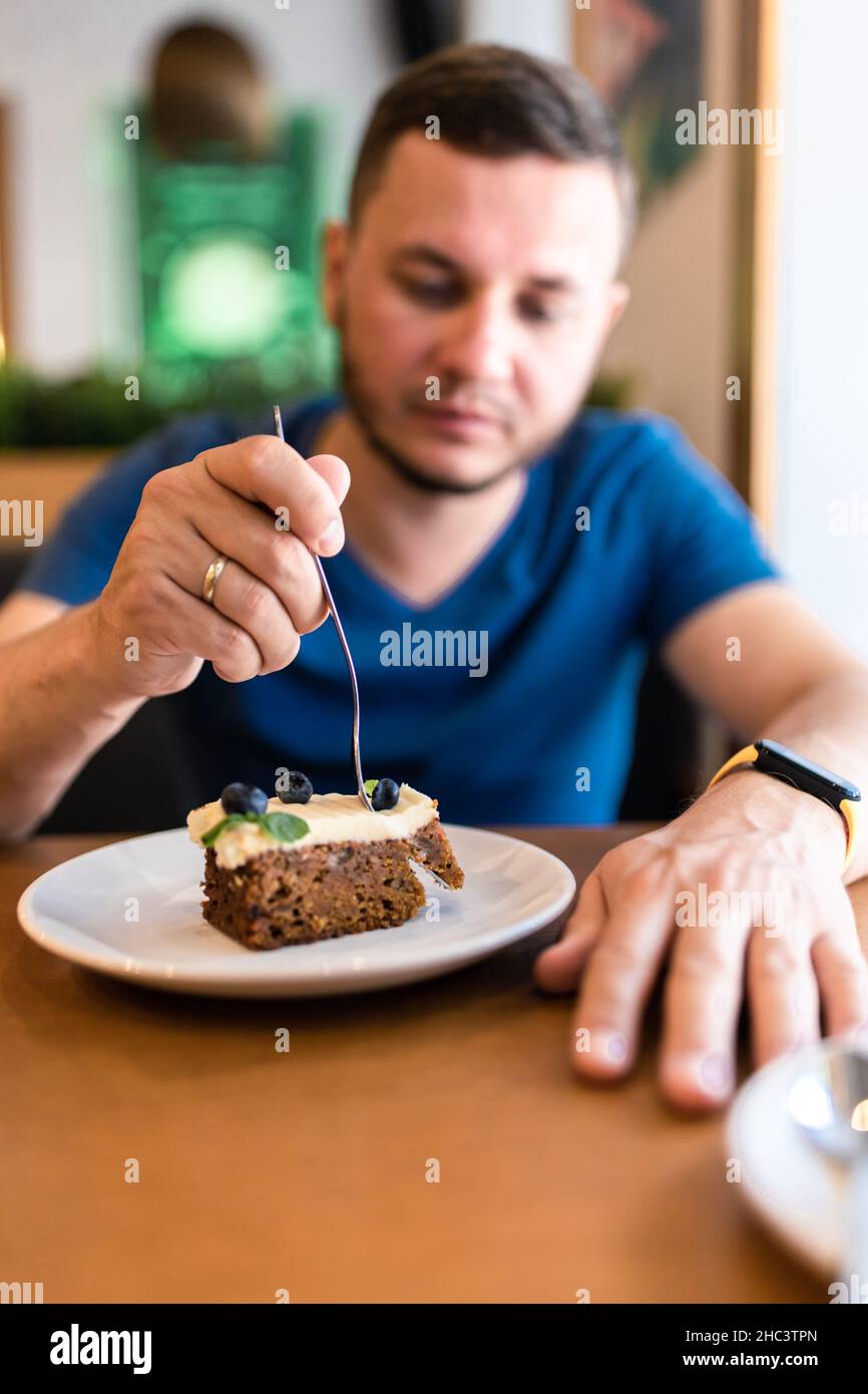 Man eats cake sitting table hi-res stock photography and images - Alamy
