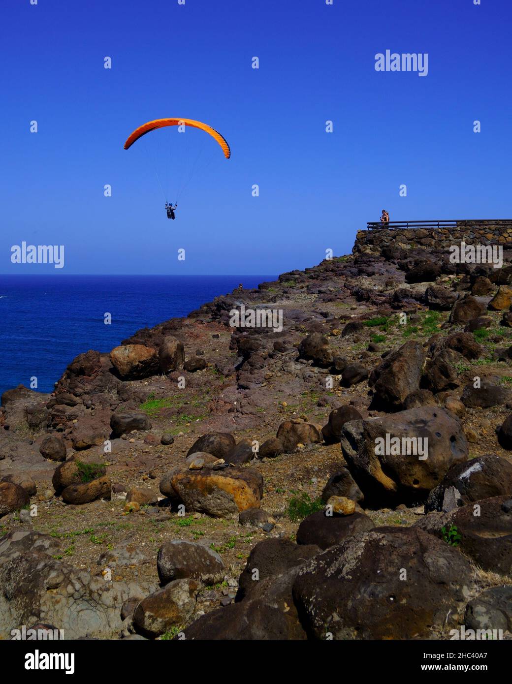 Scenic view person paragliding hi-res stock photography and images - Alamy