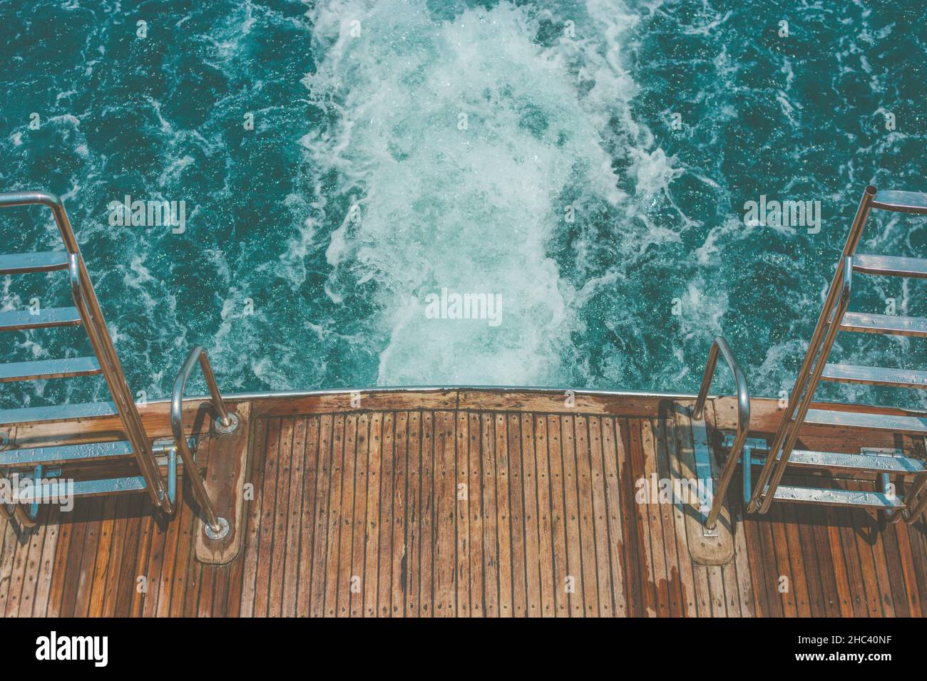 Waves dock hi-res stock photography and images - Alamy