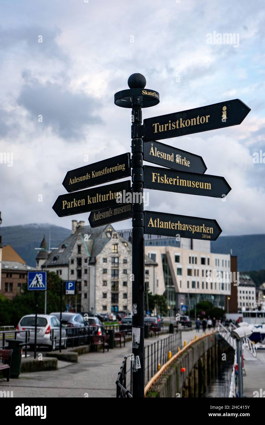 Vertical direction signage hi-res stock photography and images - Alamy