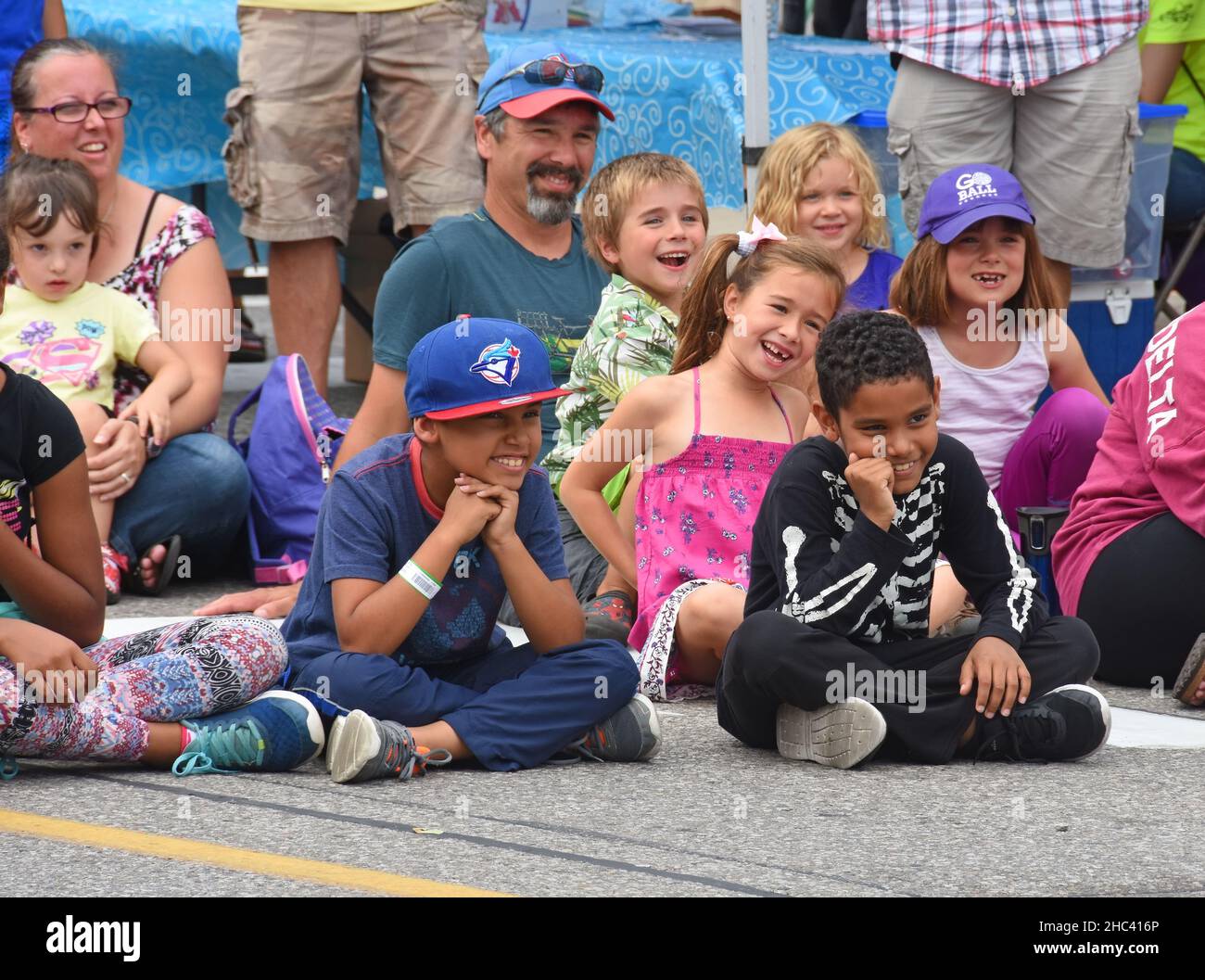 kids watching a street show Stock Photo - Alamy