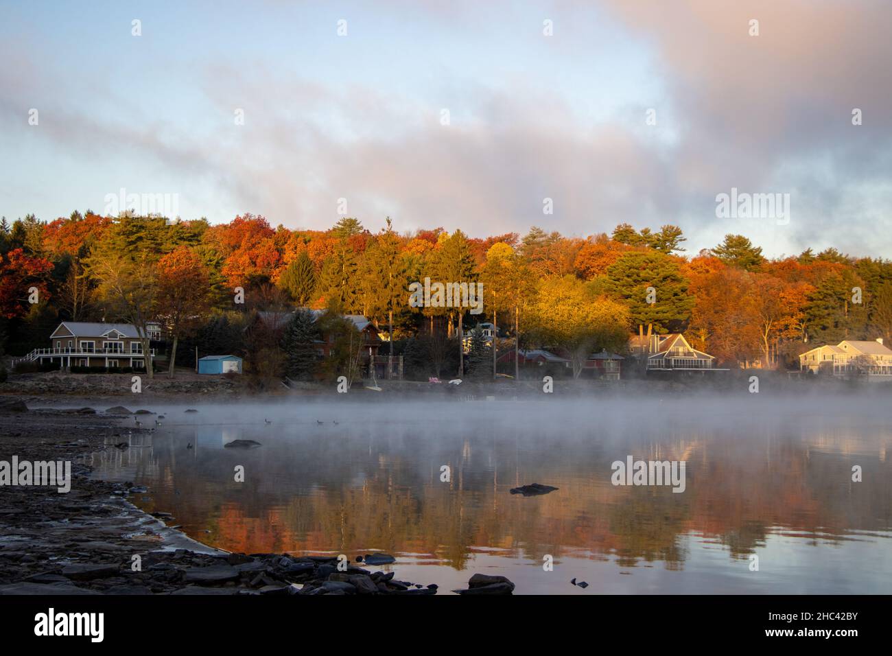 Lakeside fall foliage hi-res stock photography and images - Alamy