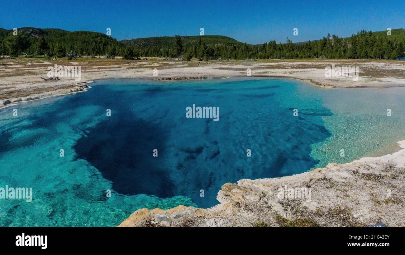 Mesmerizing hot spring thermal feature in Yellowstone National Park ...