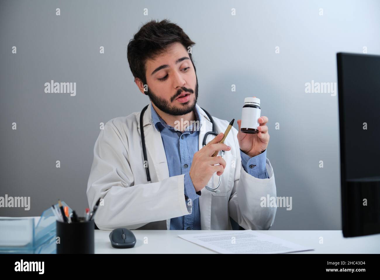 Doctor talk hi-res stock photography and images - Alamy