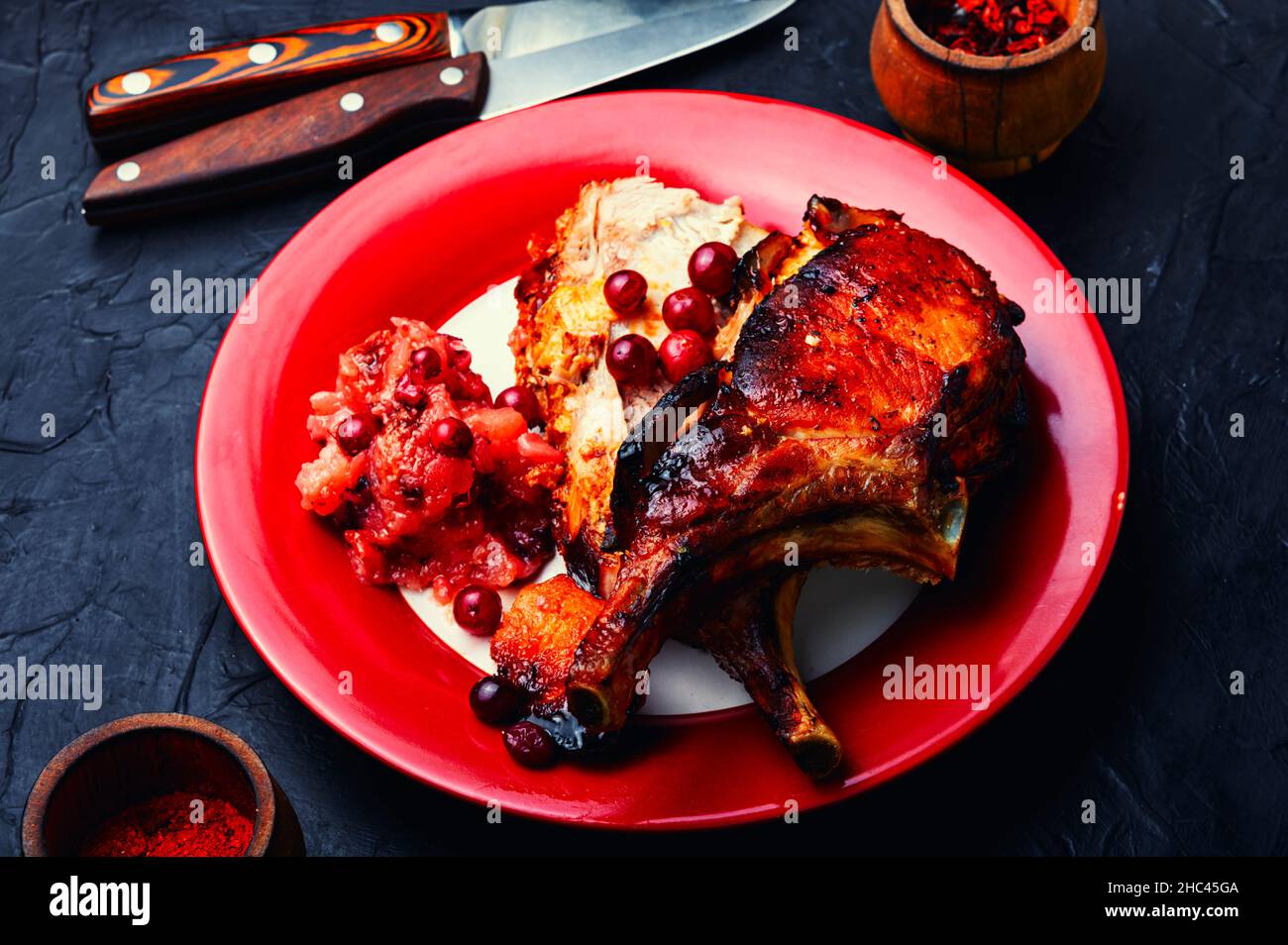 Roasted pig with apple hi-res stock photography and images - Alamy