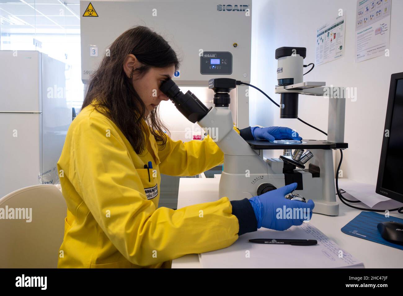 Inverted microscopes hi-res stock photography and images - Alamy