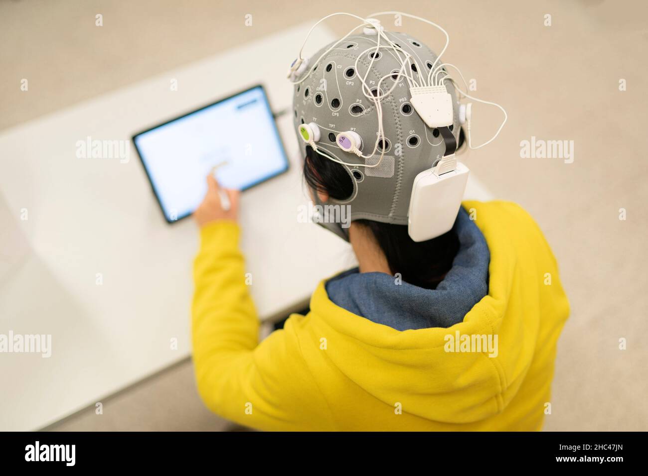 Eeg cap girl hi-res stock photography and images - Alamy