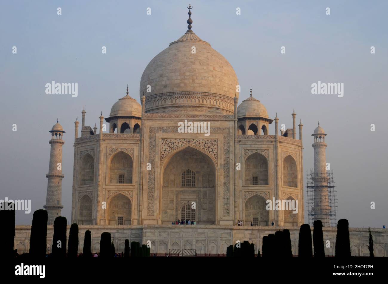 Taj mahal white marble mausoleum i agra hi-res stock photography and ...