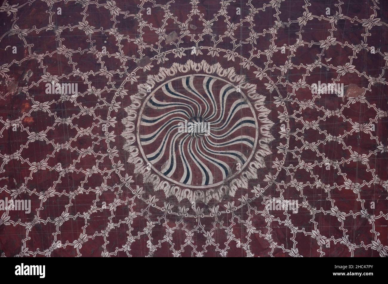 Beautifully painted ceiling of the domes, Taj Mahal Stock Photo - Alamy