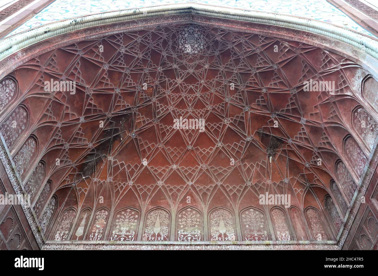 Beautifully painted ceiling of the domes, Taj Mahal Stock Photo - Alamy