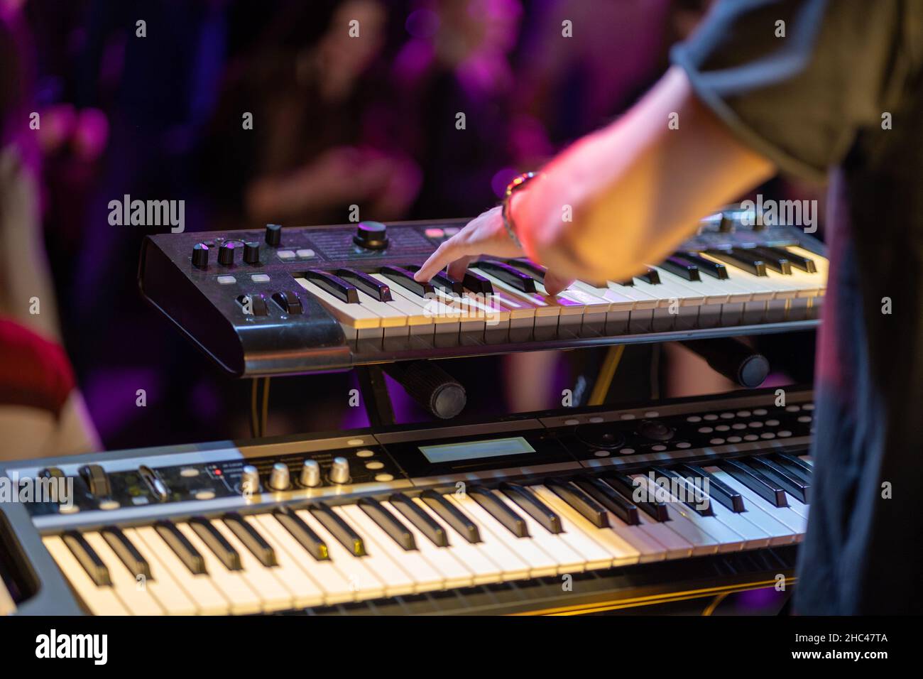 Keyboardist hi-res stock photography and images - Alamy