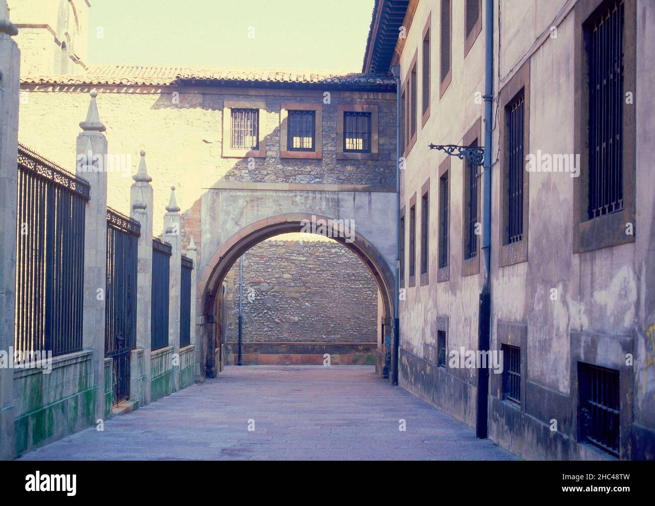 PASADIZO ENTRE EL OBISPADO Y LA CATEDRAL. Location: EXTERIOR. Oviedo ...