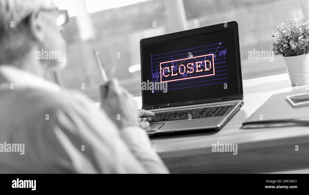 Laptop screen displaying a closed stock market concept Stock Photo - Alamy
