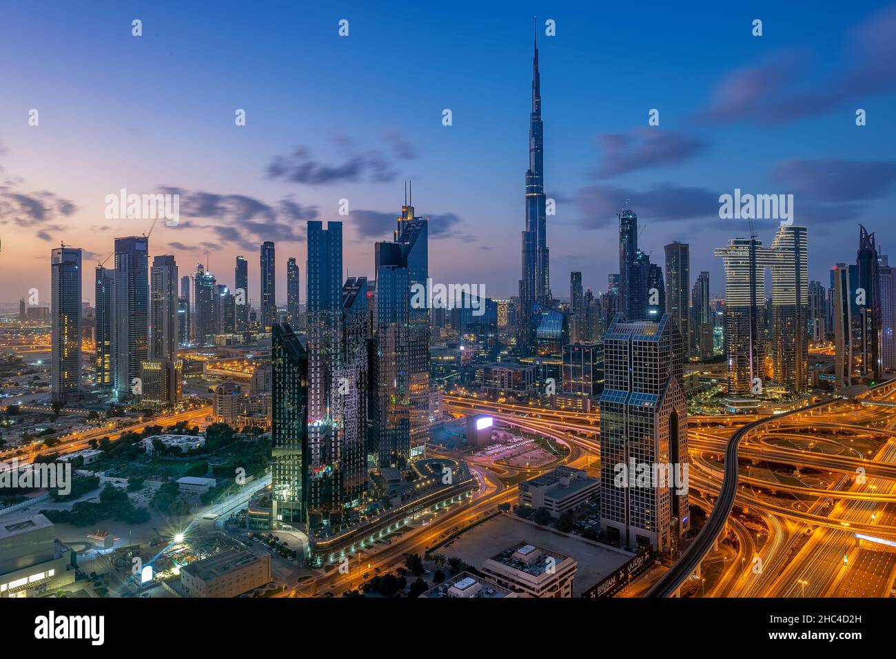 Dubai luxury apartment buildings hi-res stock photography and images ...