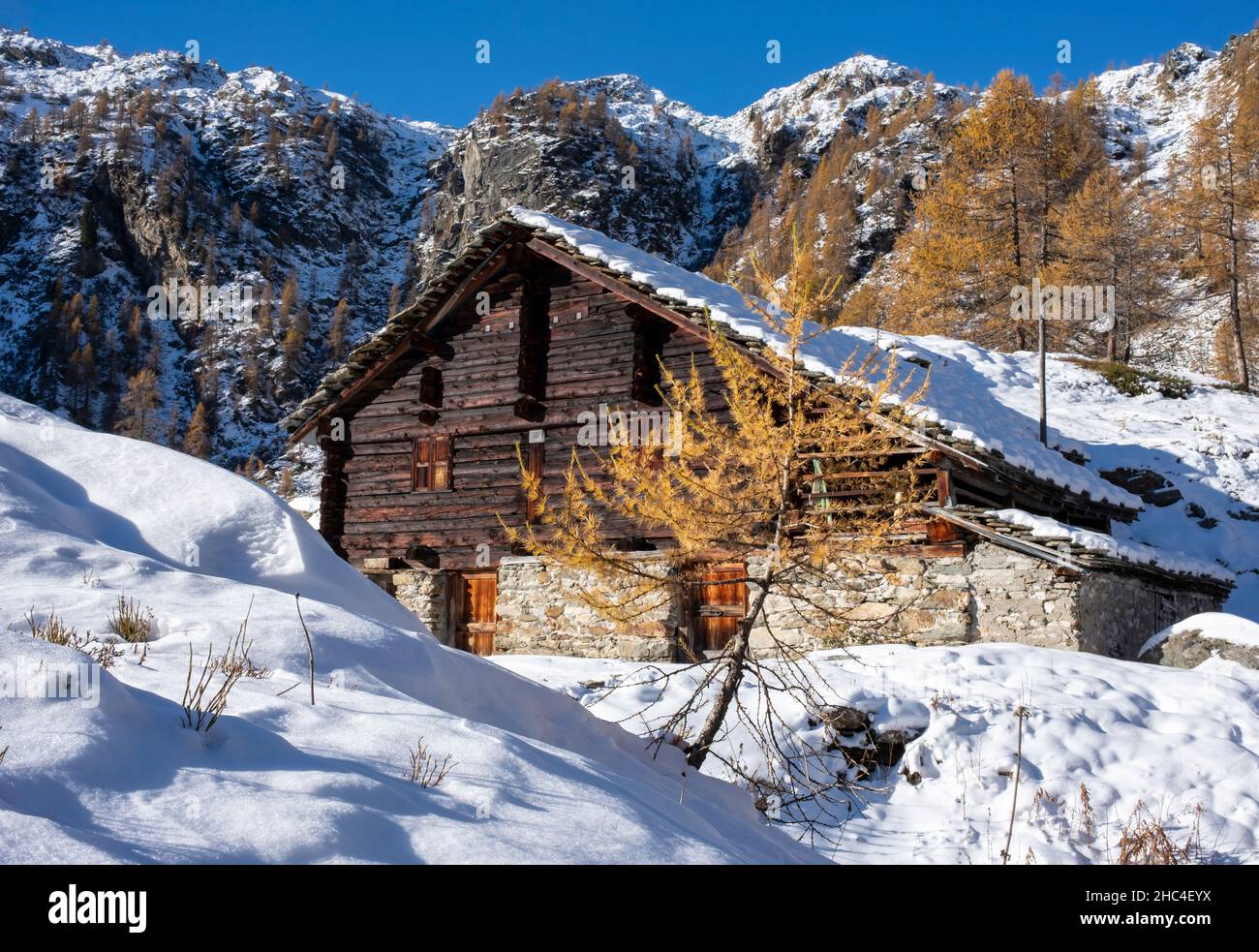 Wooden house in the alps hi-res stock photography and images - Alamy