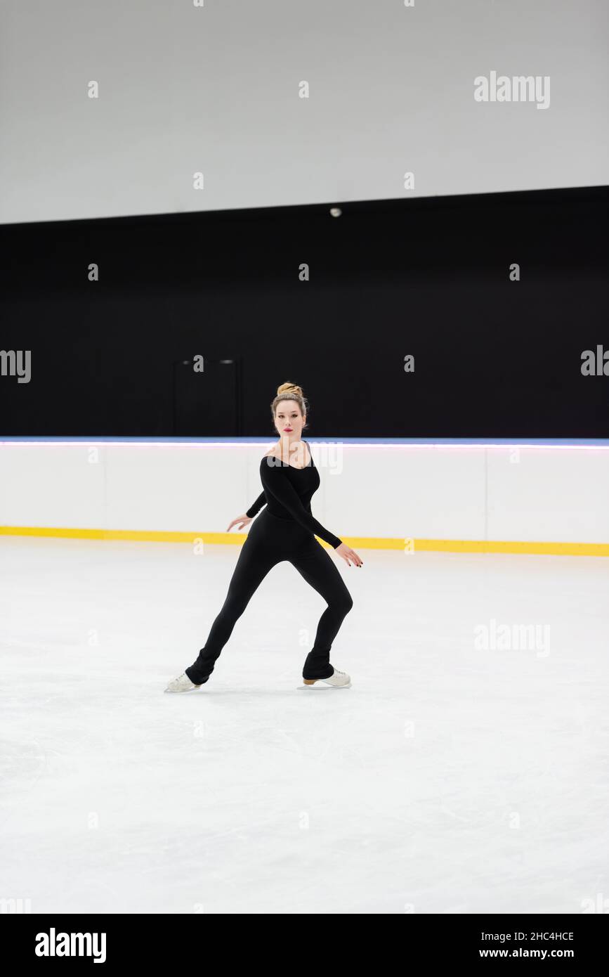 Professional figure skater hi-res stock photography and images - Alamy