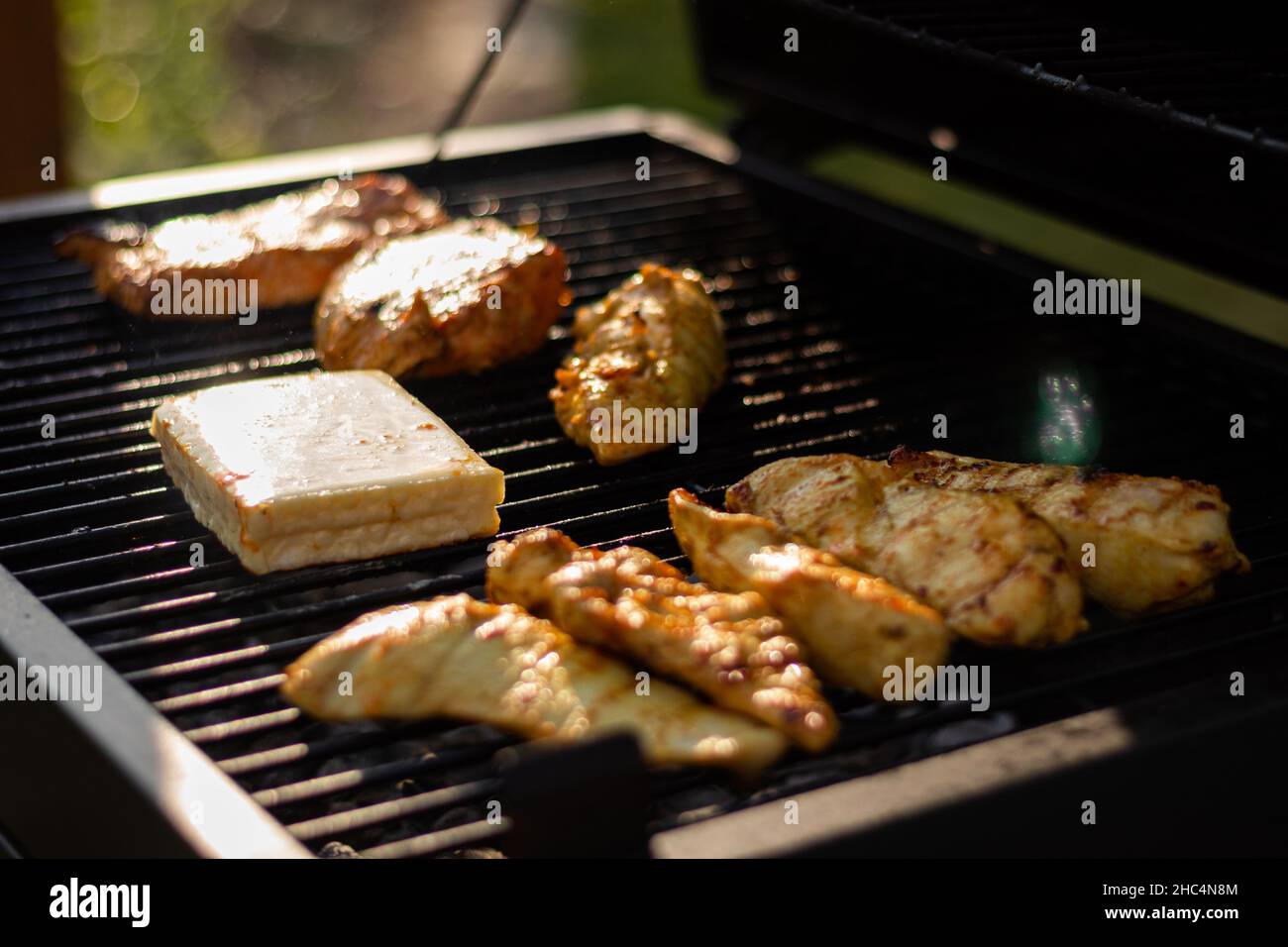 Chicken being cooked hi-res stock photography and images - Alamy