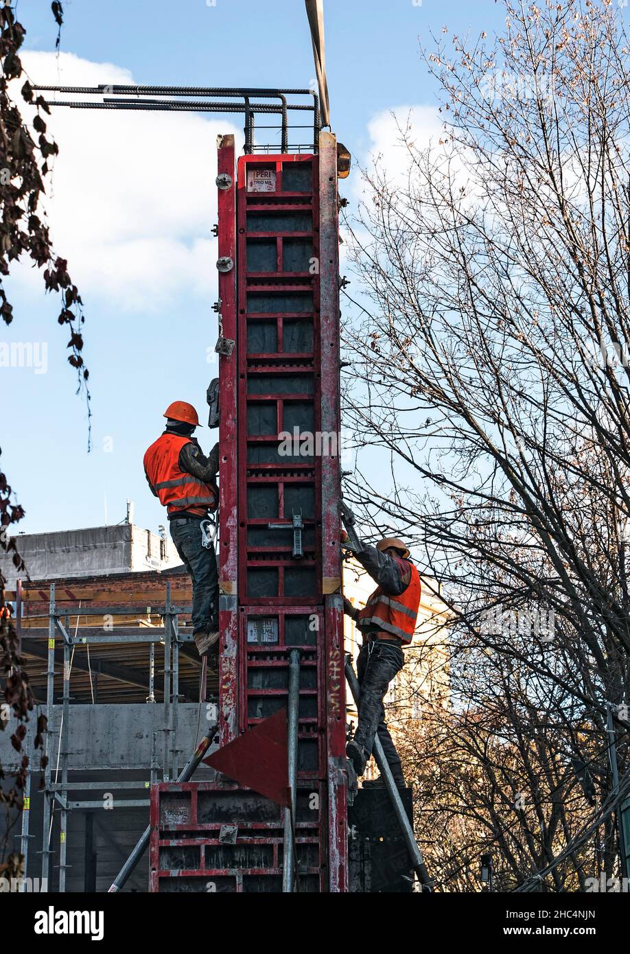 Preparation and assembly of formwork for reinforced concrete columns ...