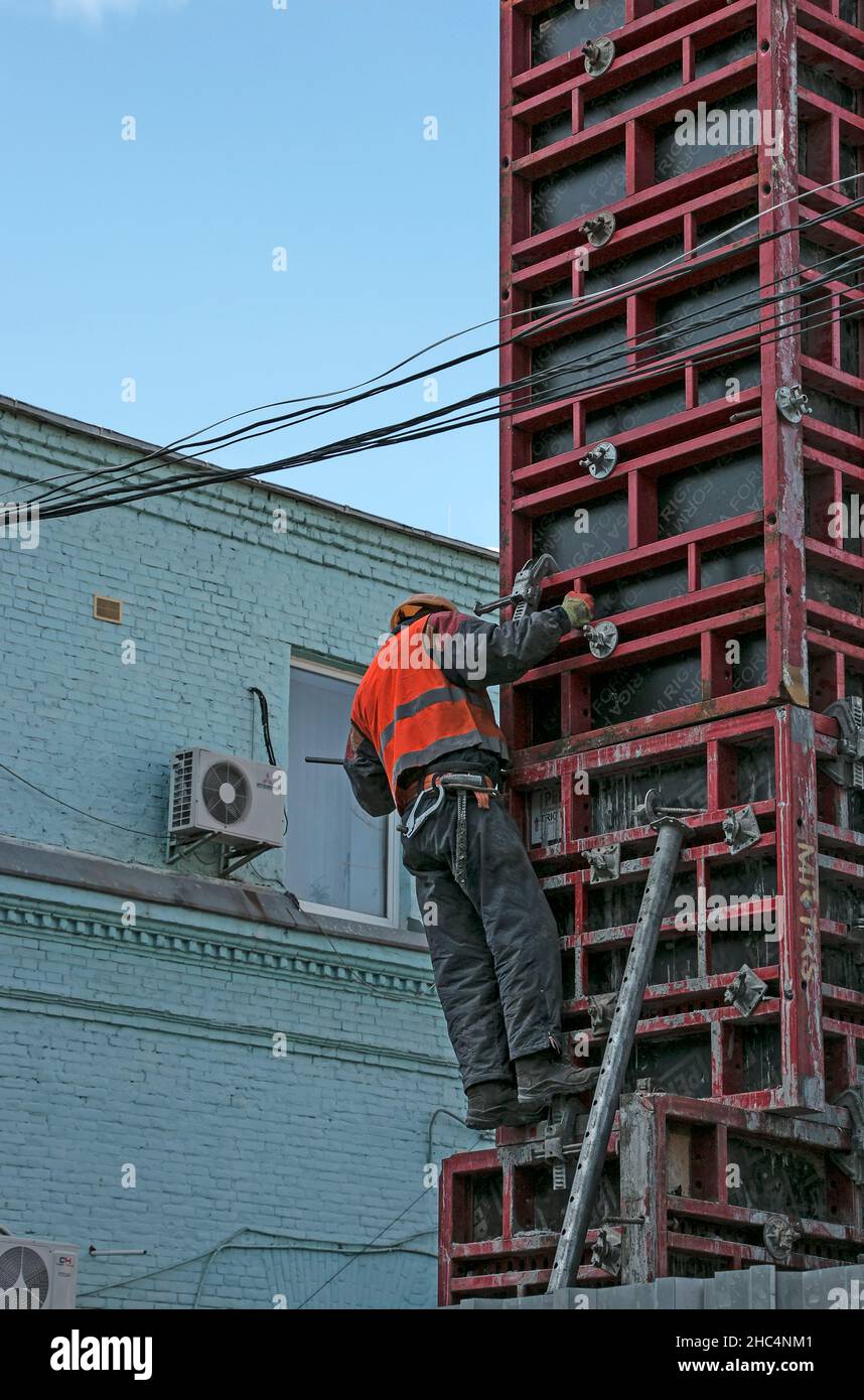 Preparation and assembly of formwork for reinforced concrete columns ...