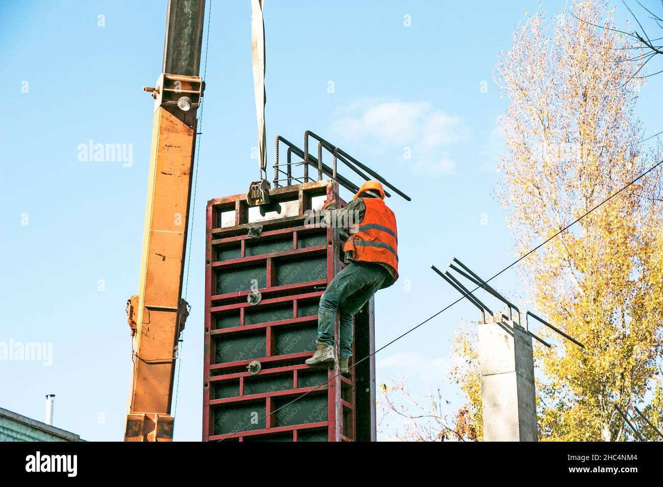 Preparation and assembly of formwork for reinforced concrete columns ...