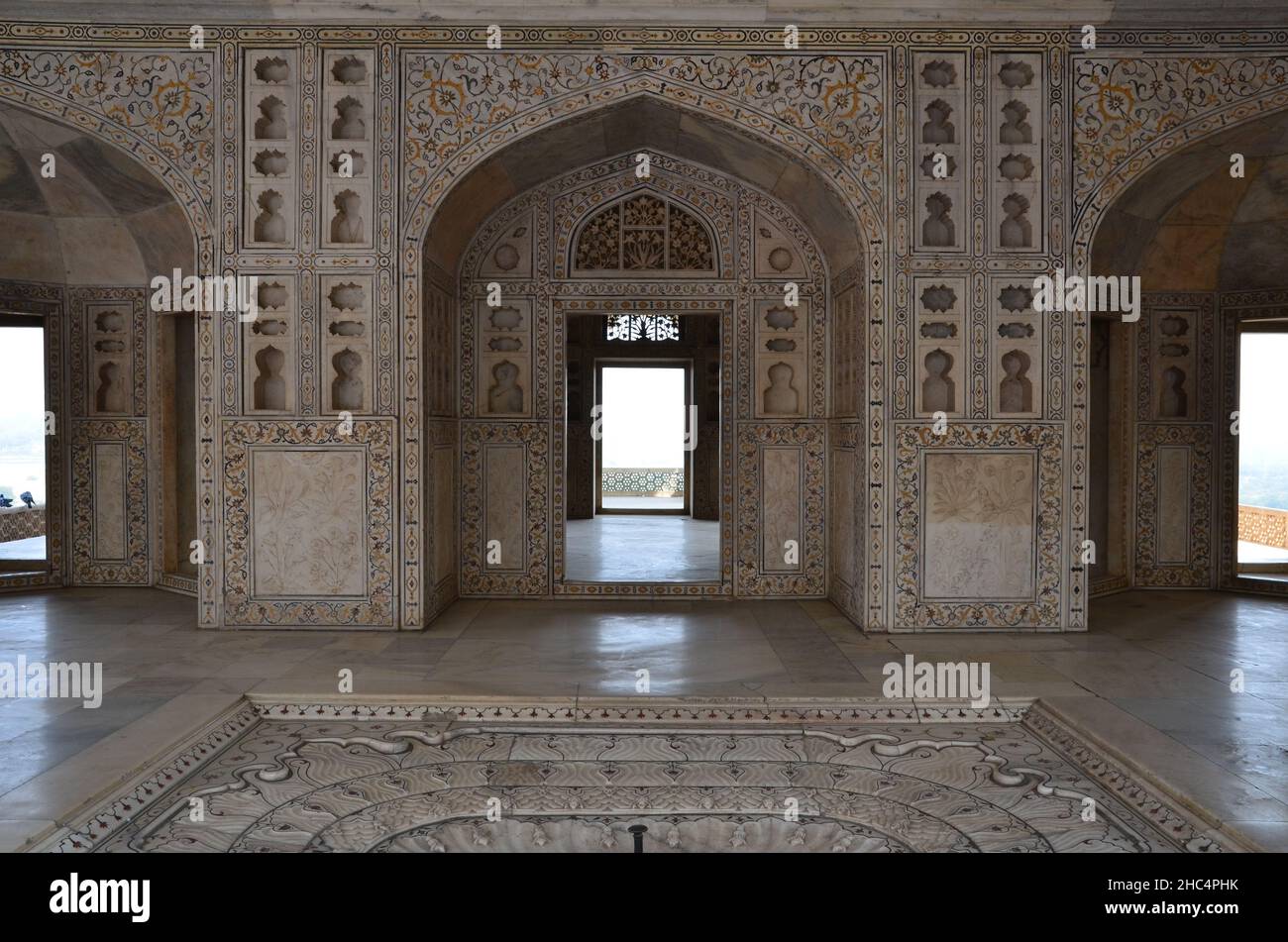 Beautifully decorated rooms inside of Agra Fort Stock Photo - Alamy