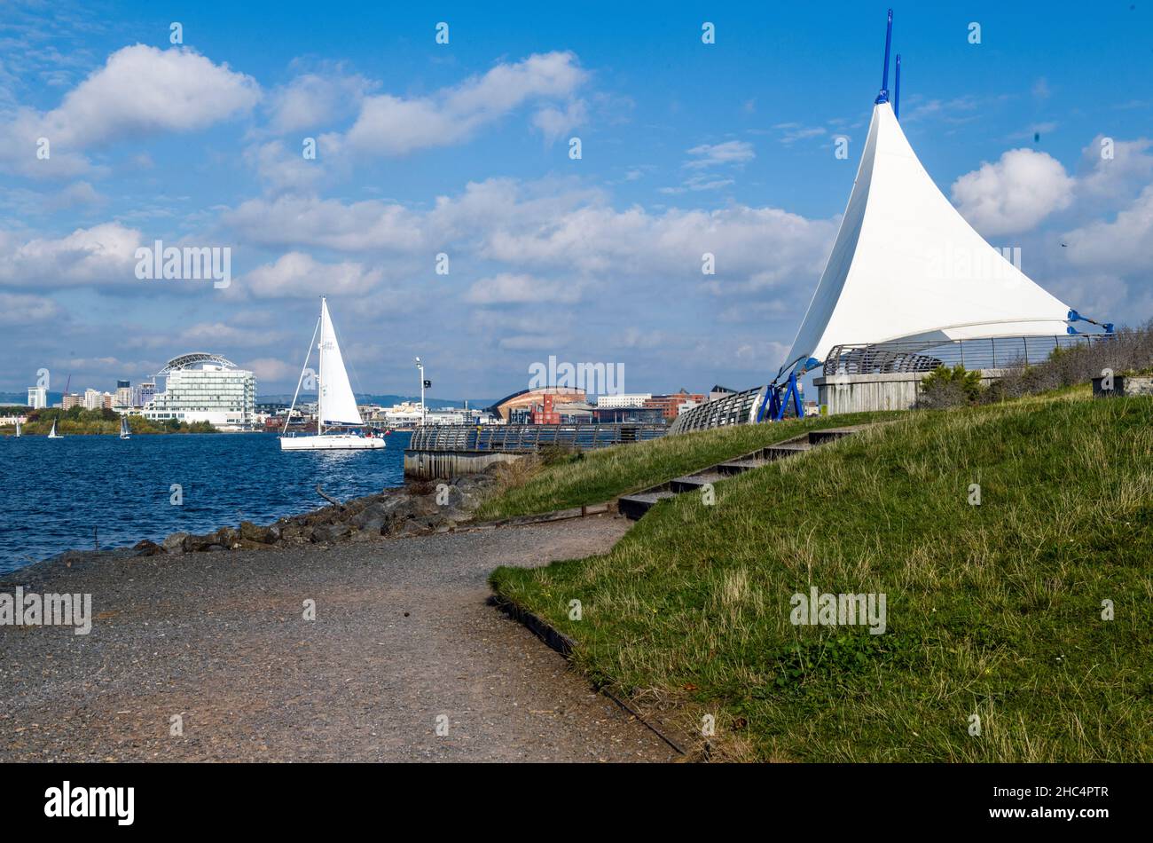 Walk along the Cardiff Bay barrage showing the memorial sails to ...