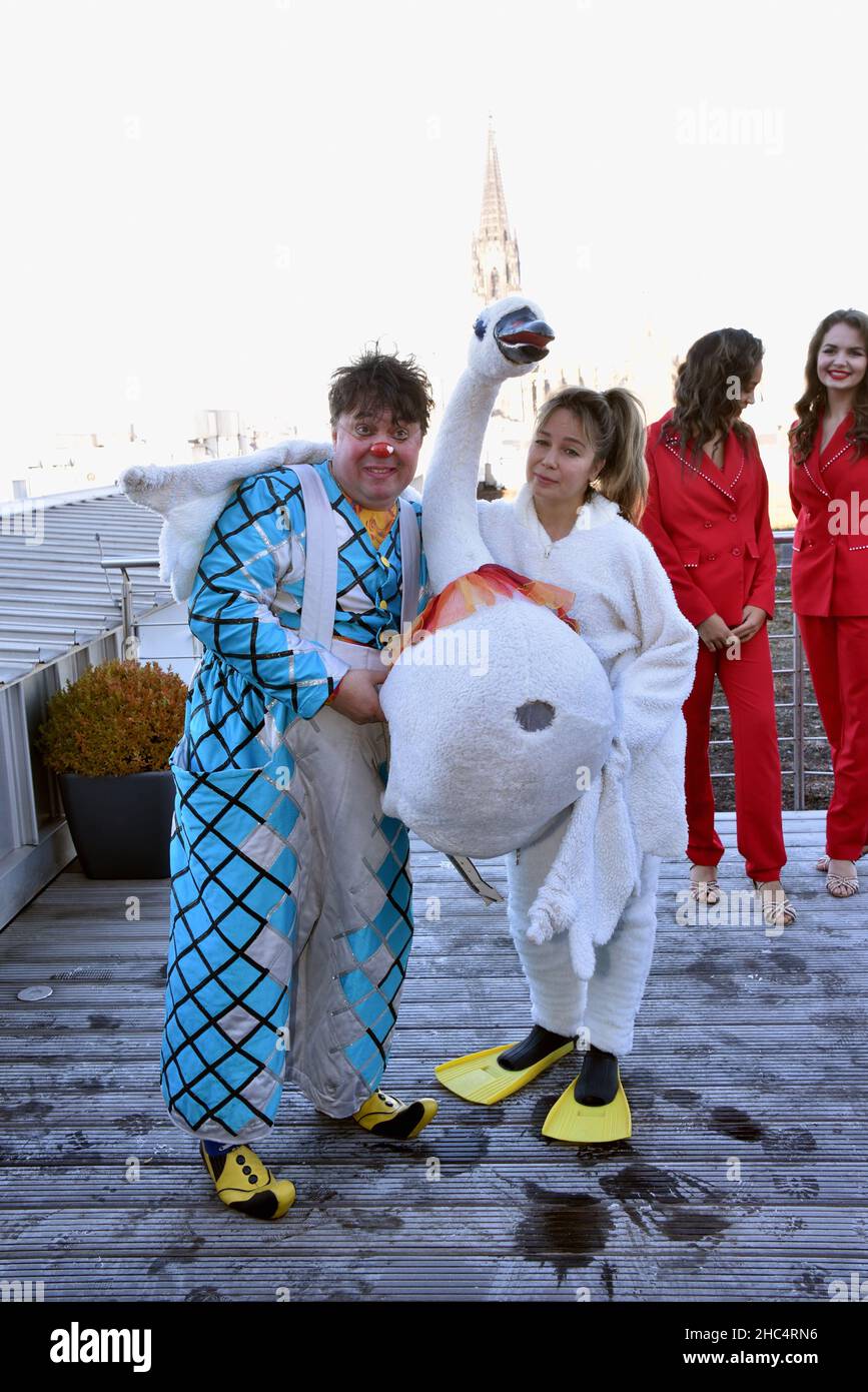 21 December 2021, North Rhine-Westphalia, Cologne: The clown duo ...