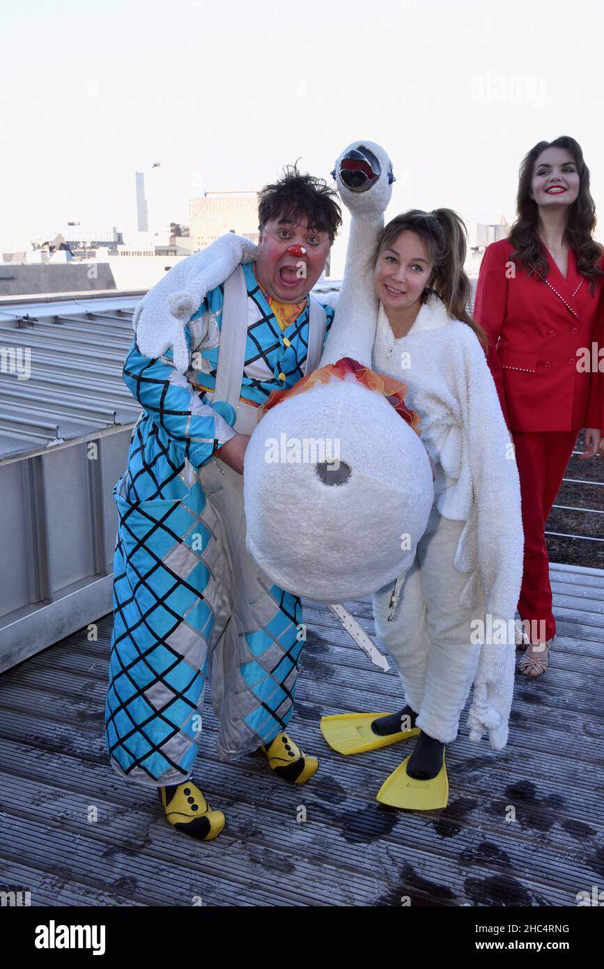 21 December 2021, North Rhine-Westphalia, Cologne: The clown duo ...