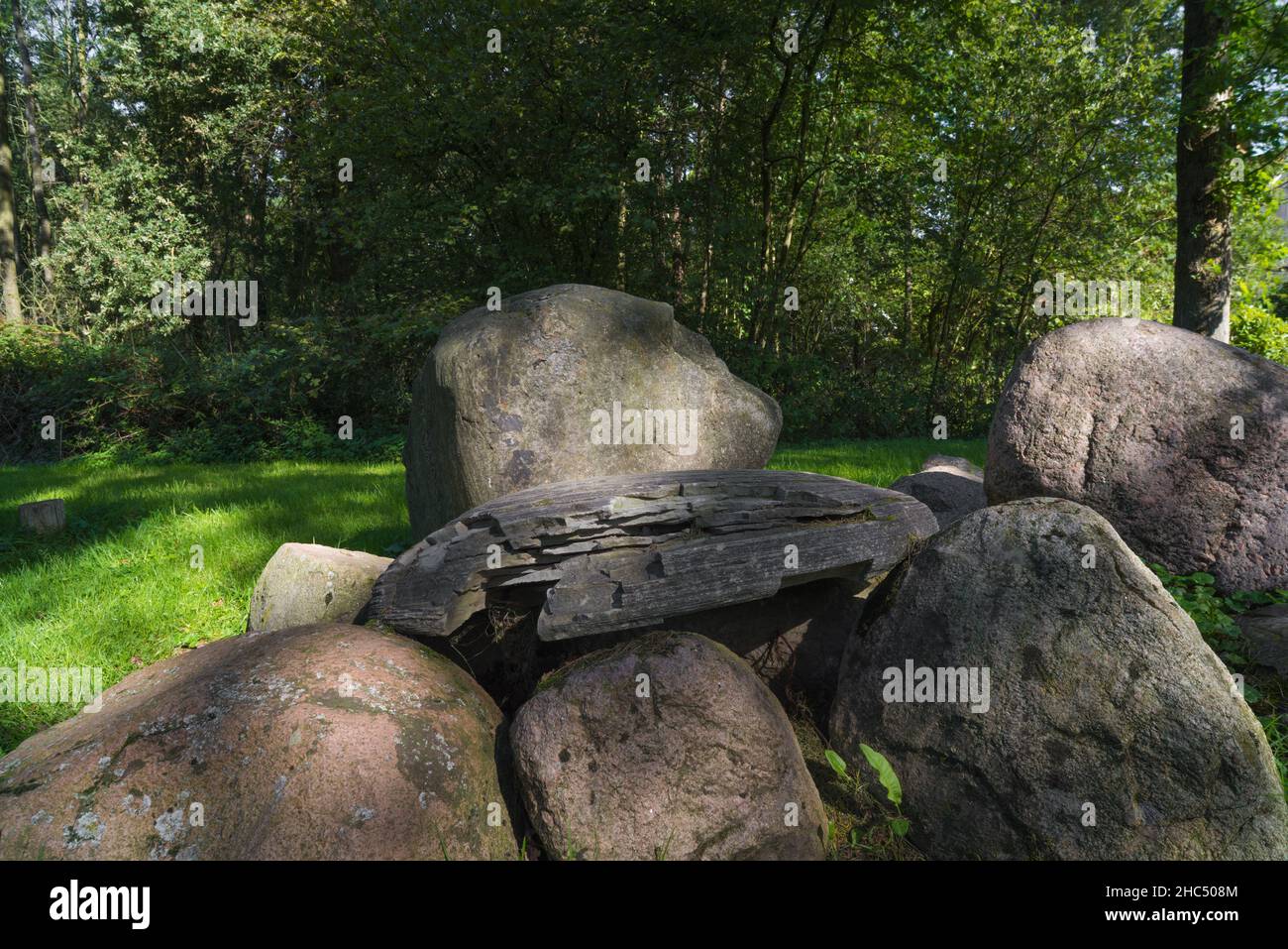 Pile of large boulders hi-res stock photography and images - Alamy