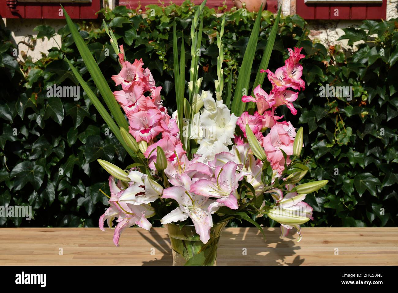 Bouquet de lys et Glaïeuls Stock Photo - Alamy