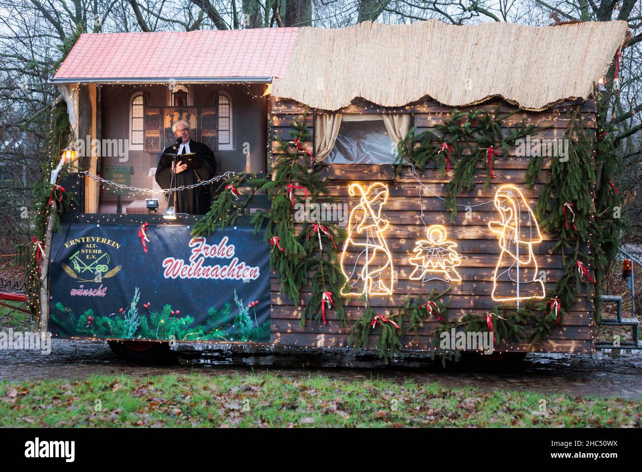 Stuhr, Germany. 24th Dec, 2021. On Christmas Eve, the Protestant pastor ...